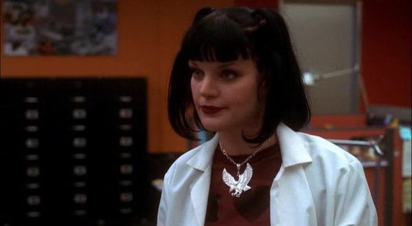 Screencaps of NCIS Season 1 Episode 1