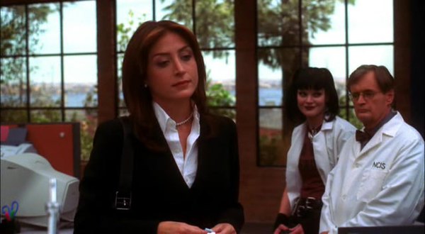 Screencaps of NCIS Season 1 Episode 1