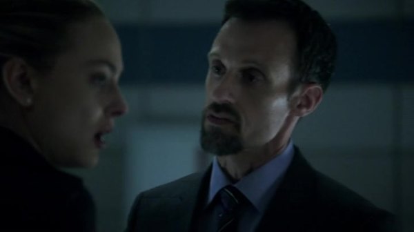 Screencaps of Zoo Season 1 Episode 3