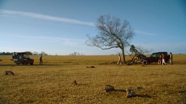 Screencaps of Zoo Season 1 Episode 1