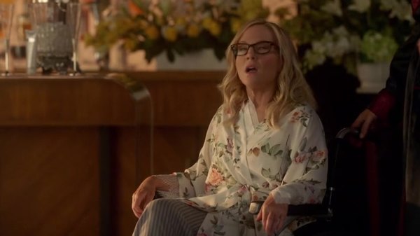 Screencaps of Lucifer Season 3 Episode 1