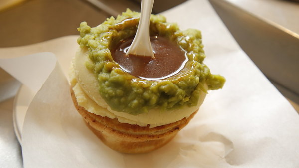 Bizarre Foods: Delicious Destinations Season 4 Episode 2