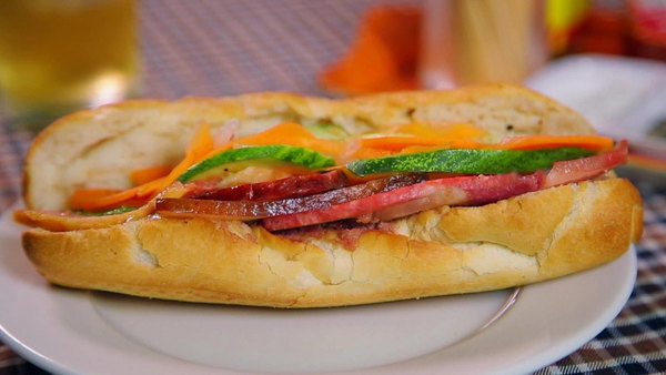 Bizarre Foods: Delicious Destinations Season 4 Episode 12