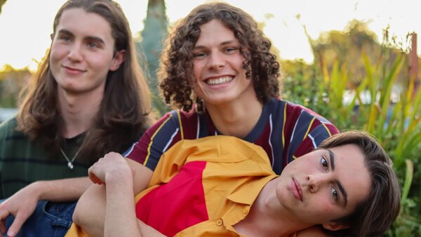 Single, Out Season 2 Episode 1